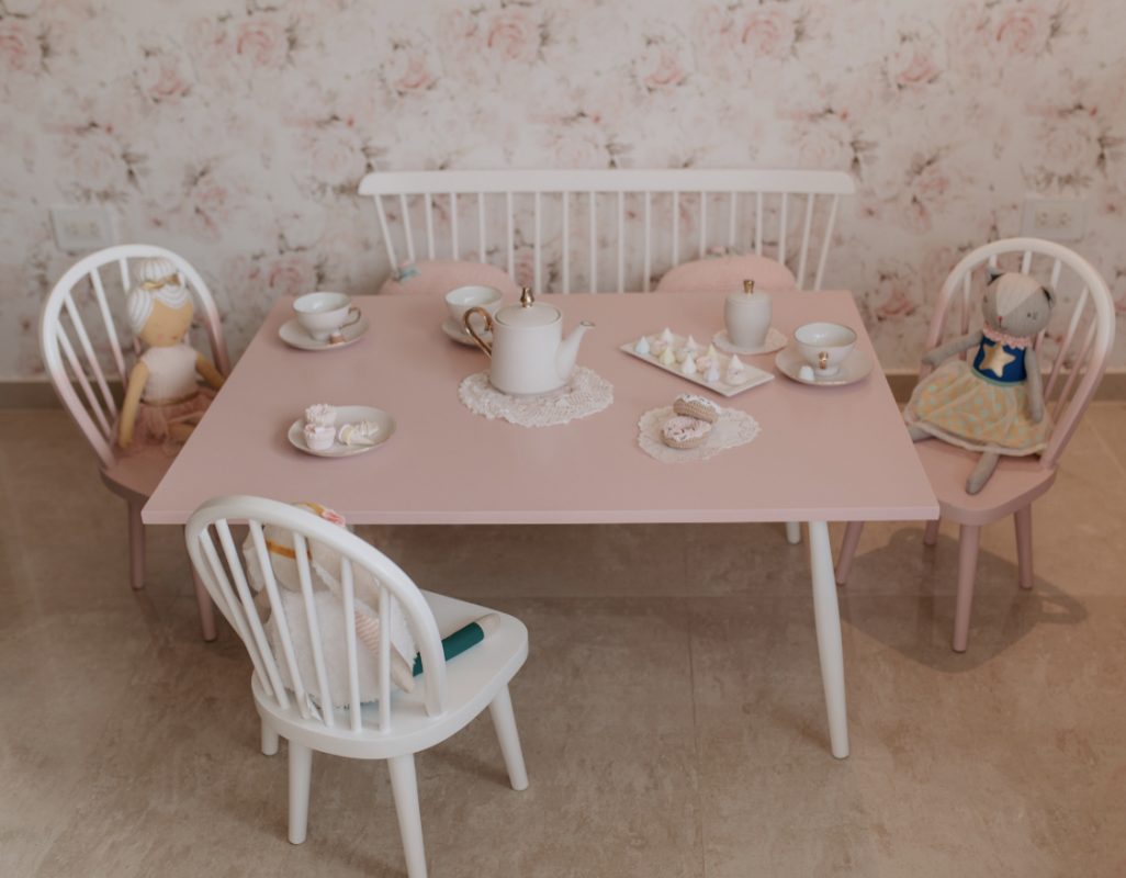 Mesa rectangular con sillas y sillón Windsor - La Petite Maison Arg