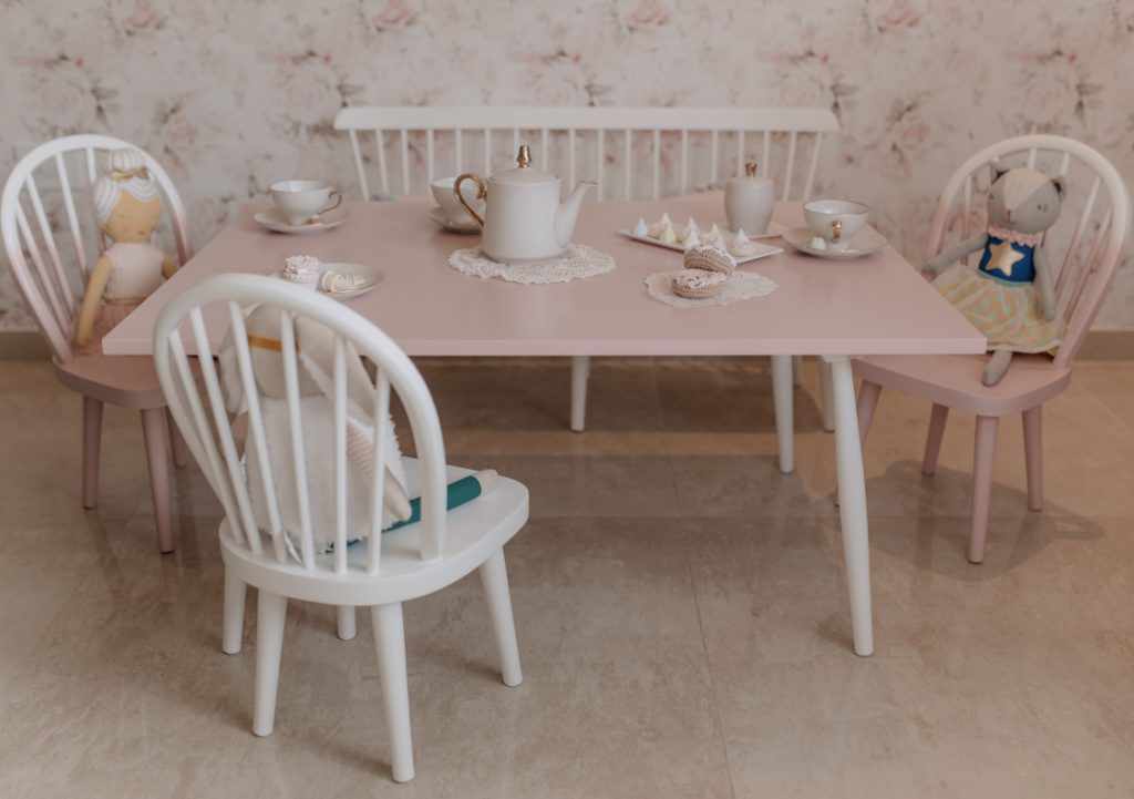 Mesa rectangular con sillas y sillón Windsor - La Petite Maison Arg